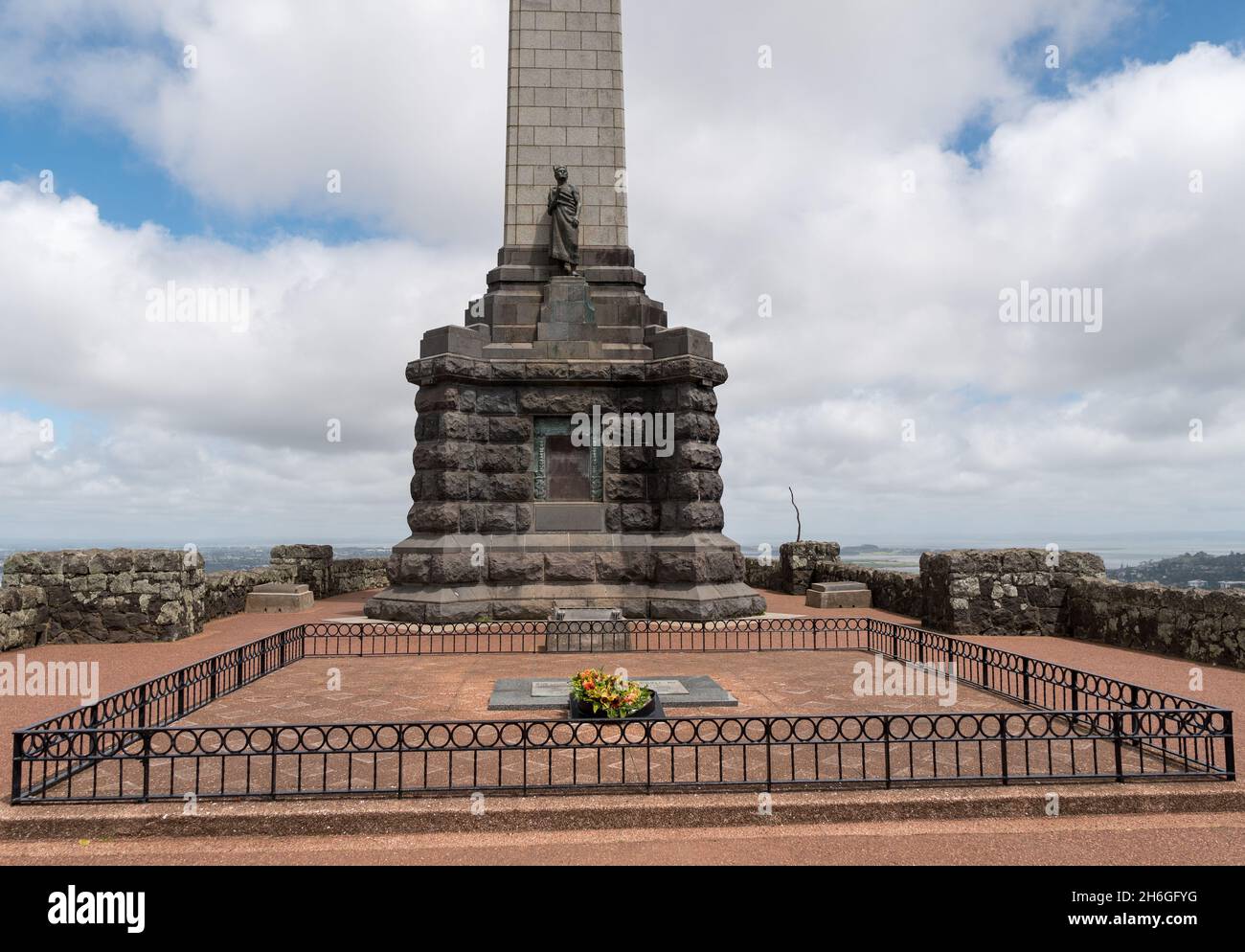Obelisk on One tree Hill in Auckland new Zealand Stock Photo - Alamy
