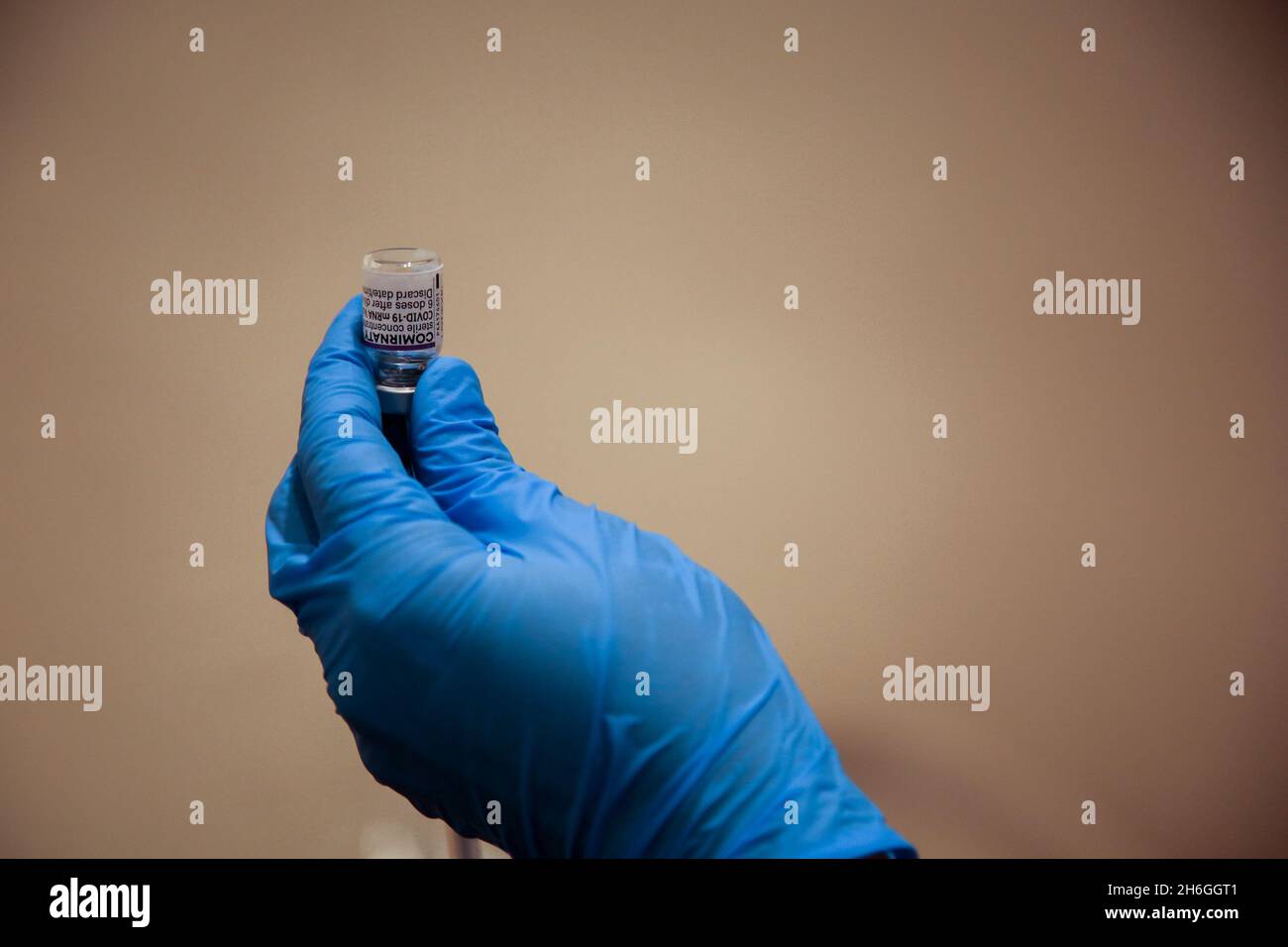 London, UK. 08th Nov, 2021. A NHS vaccinator prepares to administer the ...