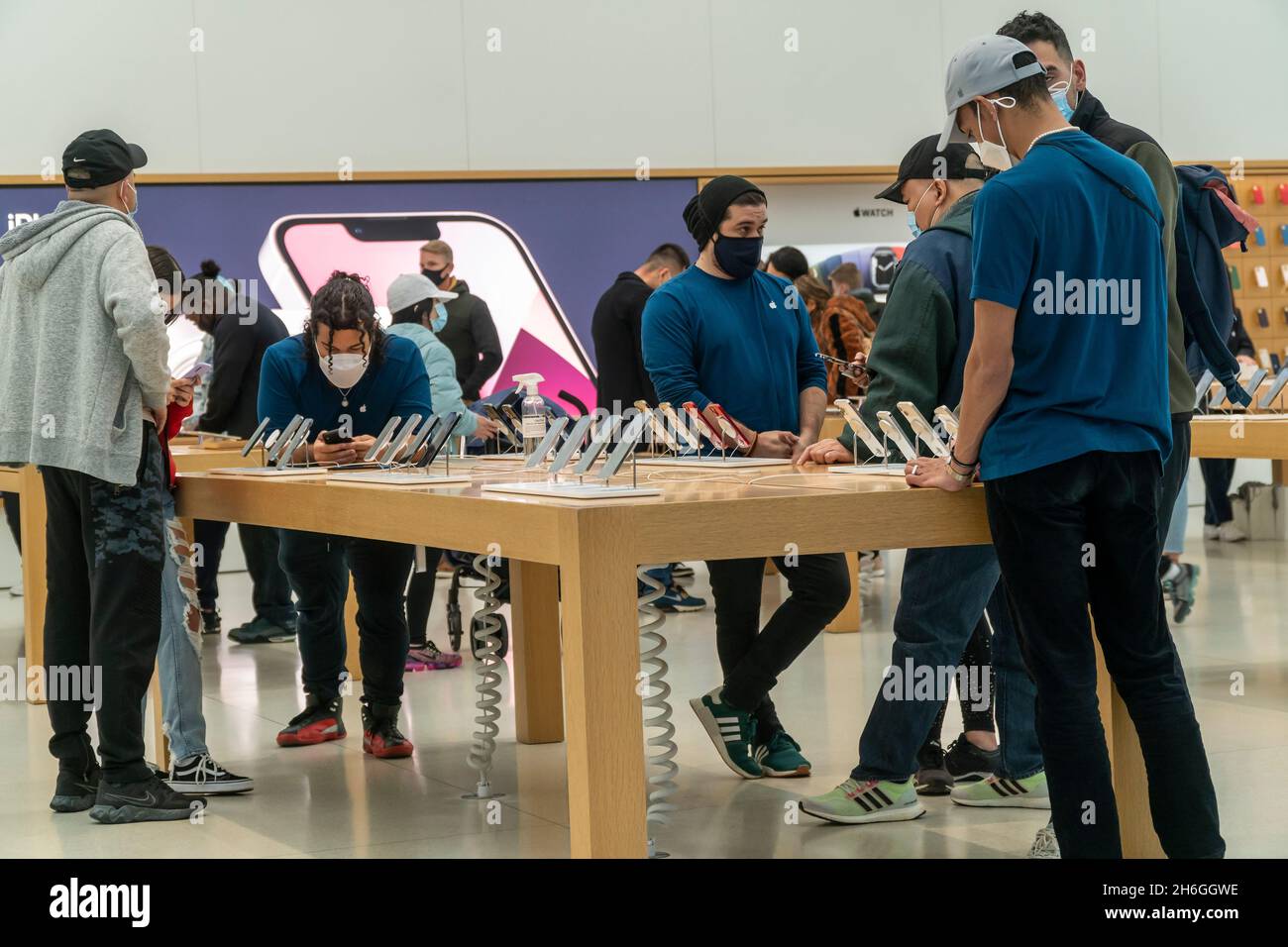 Iphone 13 store hi-res stock photography and images - Alamy