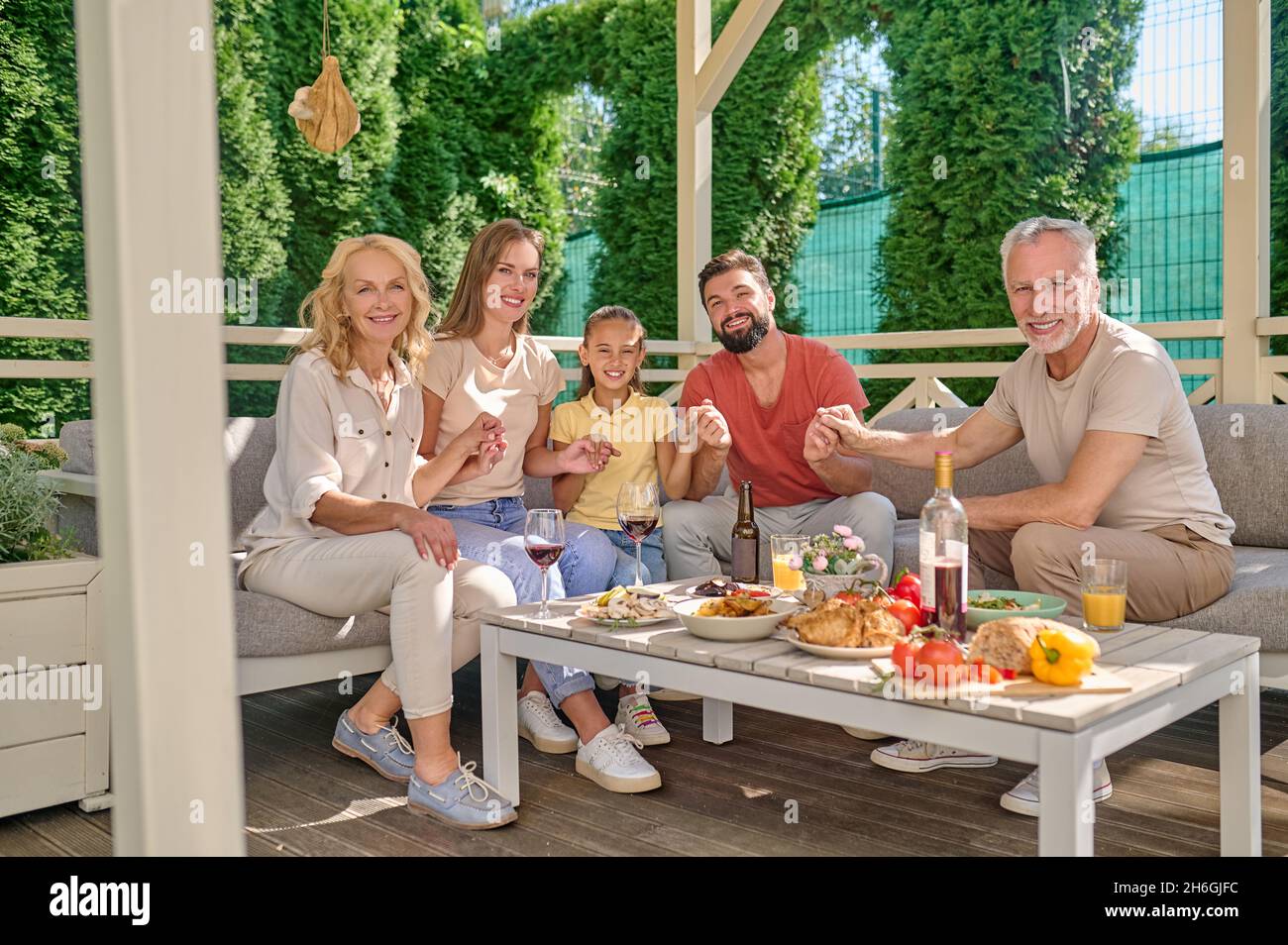 Family gathered at dining table hi-res stock photography and images - Alamy