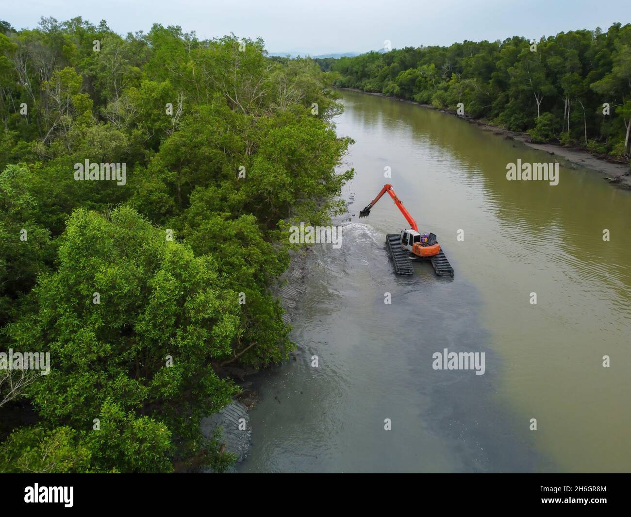 Excavator working in river hi-res stock photography and images - Alamy