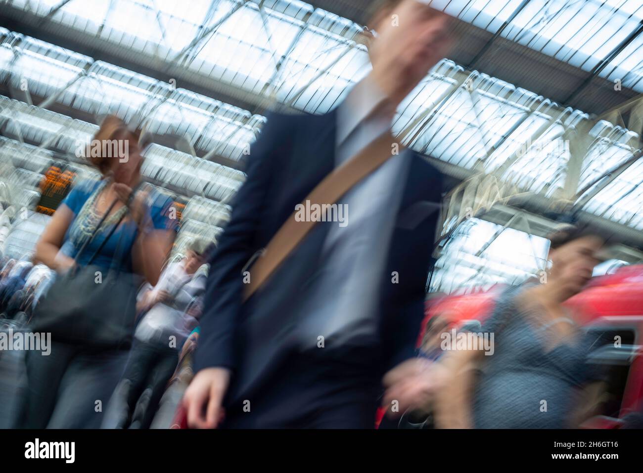 London rush hour station hi-res stock photography and images - Alamy