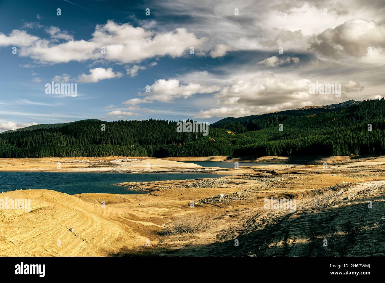 Vidra Lake in Parang Mountains, Romania Stock Photo - Alamy