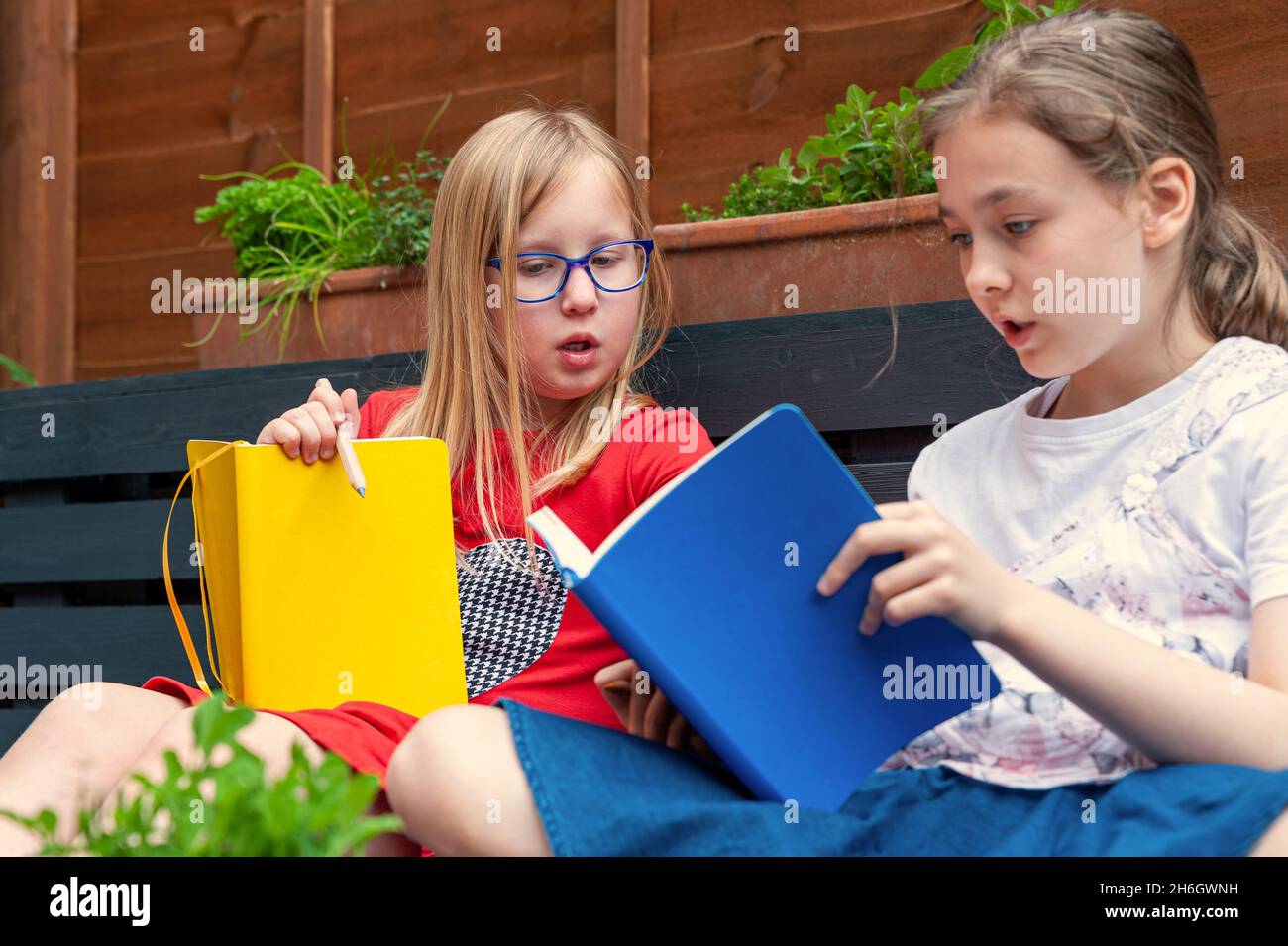 Shool age kids hi-res stock photography and images - Alamy