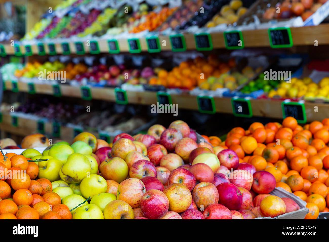 Apples on counter hi-res stock photography and images - Alamy