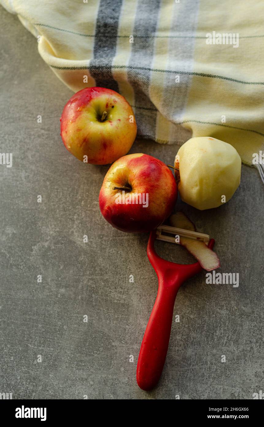 peeling red ripe apples for pie Stock Photo - Alamy