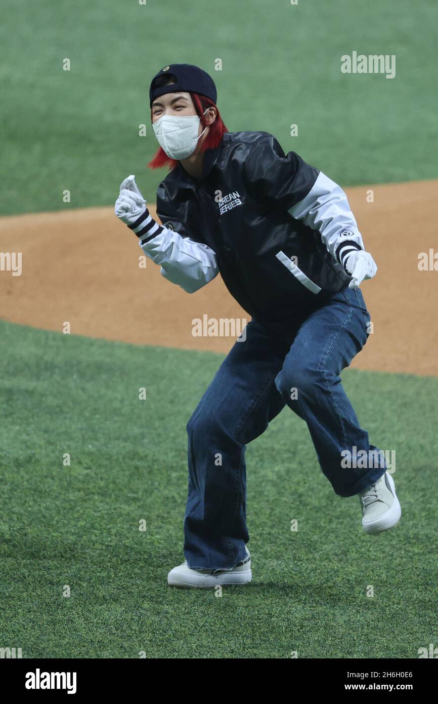 16th Nov, 2021. Ceremonial 1st pitch by 'Street Woman Fighter' star ...