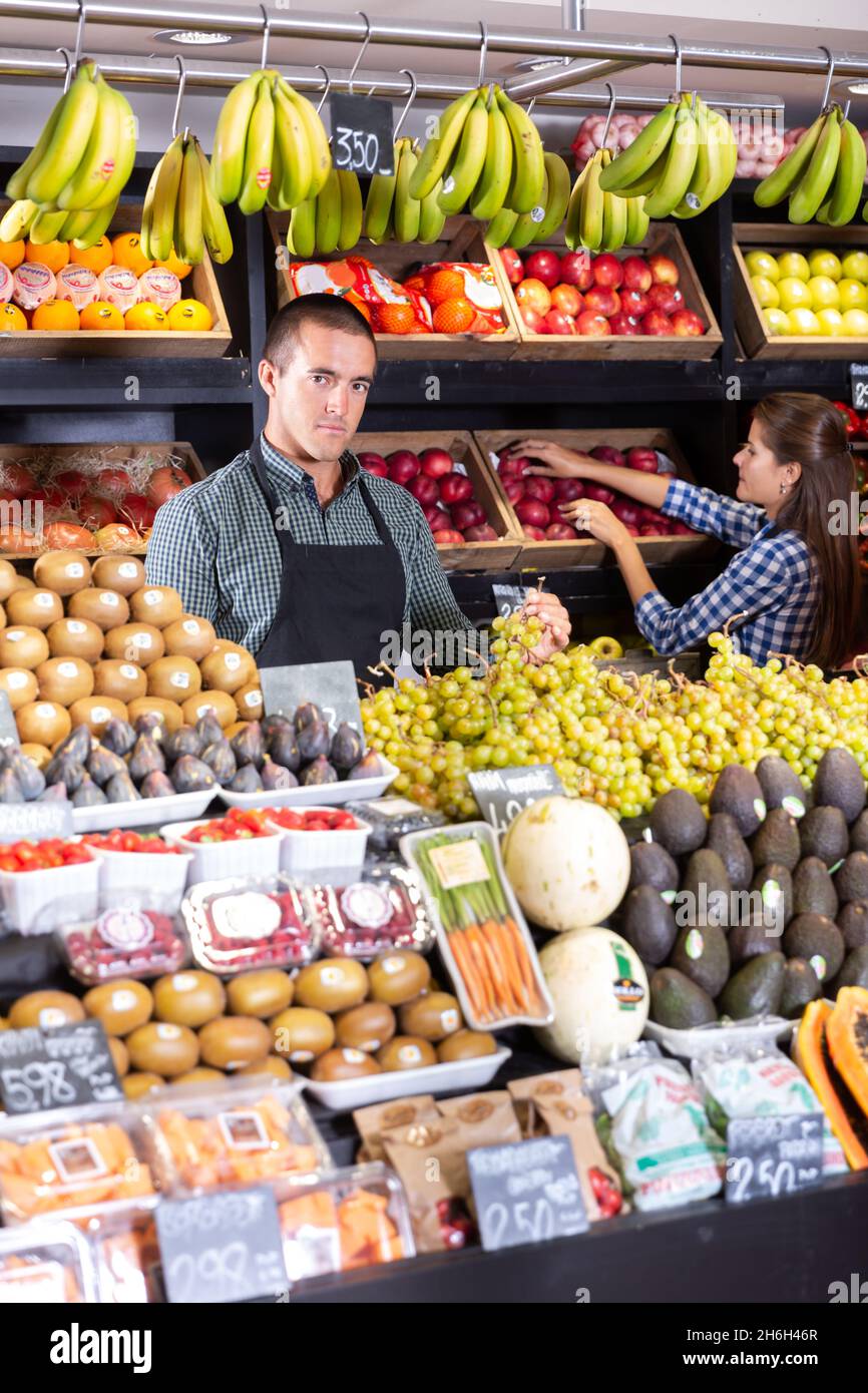 man vendor selling fresh fruits and vegetables Stock Photo - Alamy