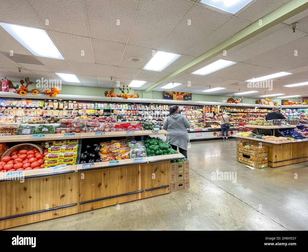 Trader joe's supermarket grocery store hi-res stock photography and ...