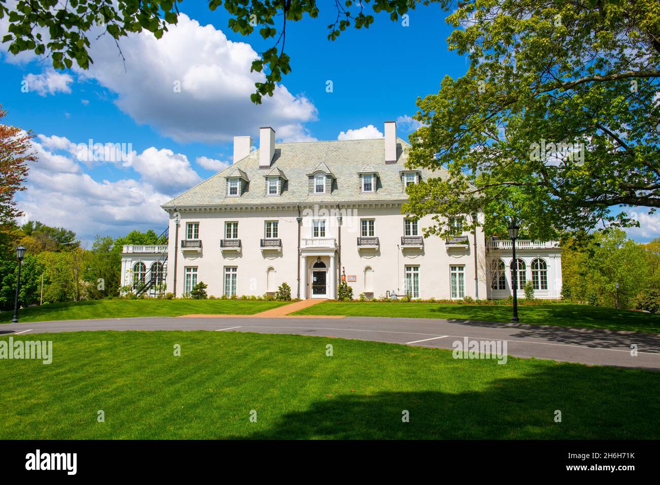 French chateau style house hi-res stock photography and images - Alamy