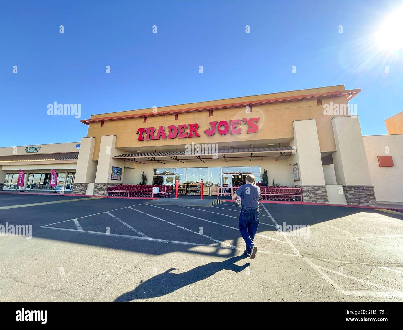 Customer enters Trader Joes store Stock Photo - Alamy