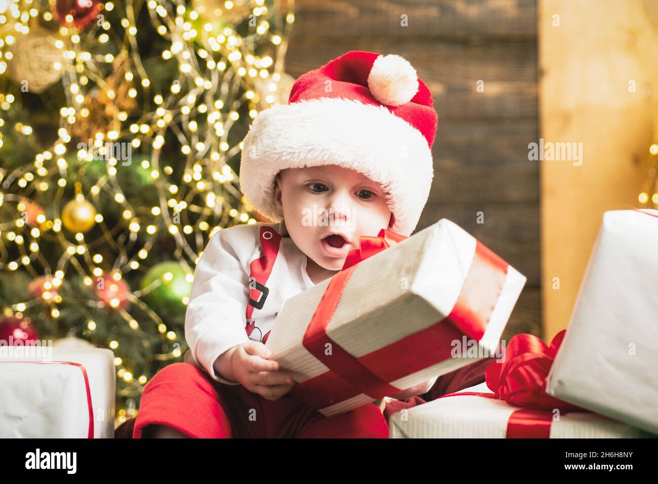 Kids surprised hi-res stock photography and images - Alamy