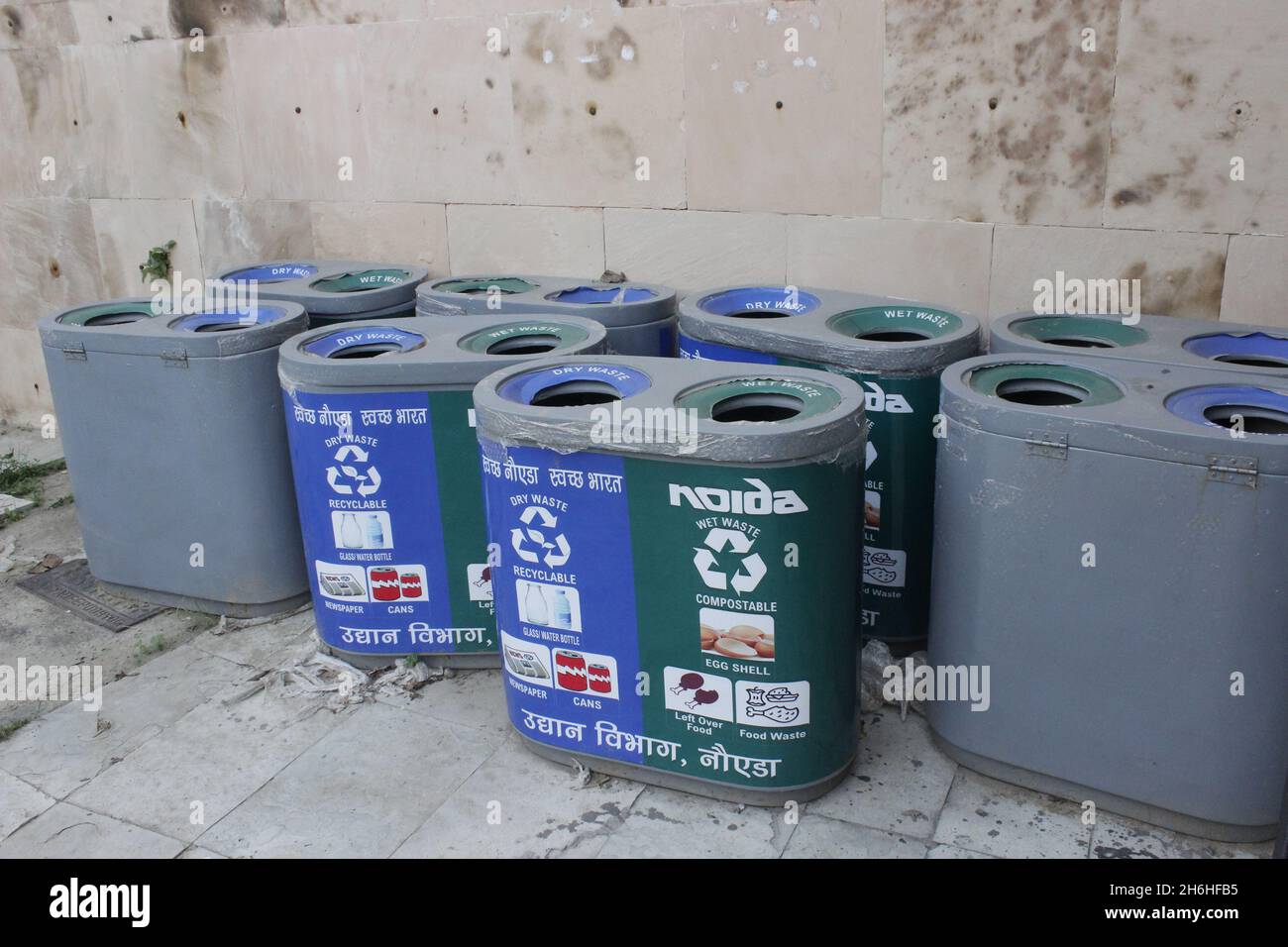 Dustbin garbage bin dustbins hi-res stock photography and images - Alamy