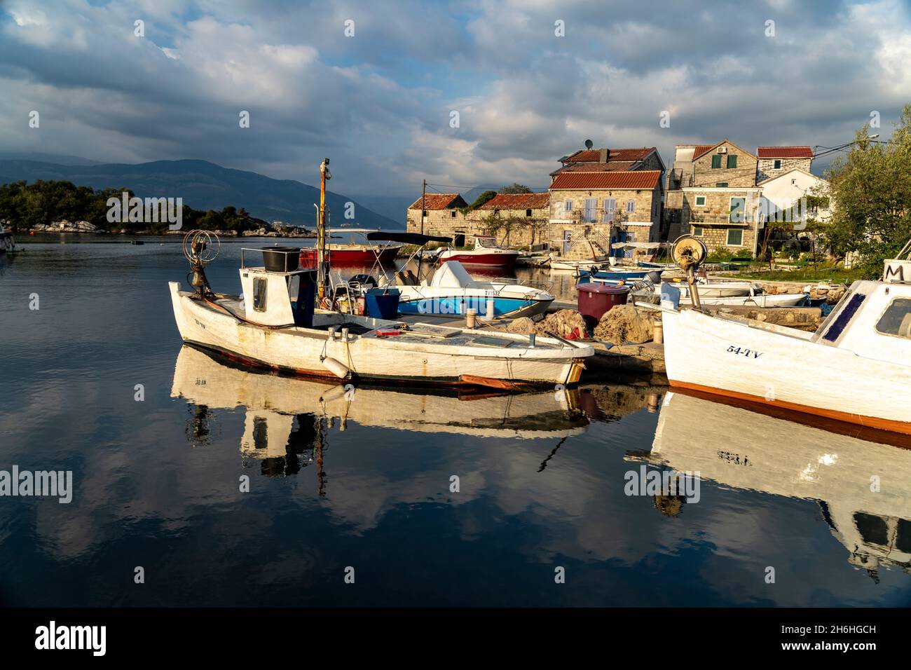 Fischerboote im kleinen Hafen vom Fischerdorf Bjelila, Halbinsel ...