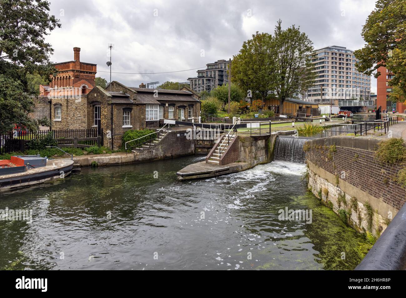St Pancras Lock and the Regent's Canal, with Gasholders Park to the ...