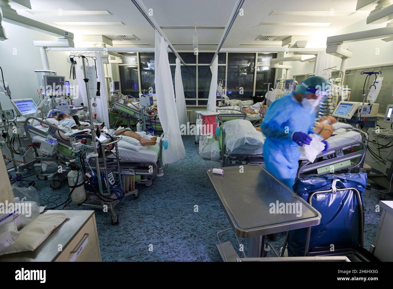 Leipzig, Germany. 15th Nov, 2021. An intensive care nurse looks after ...