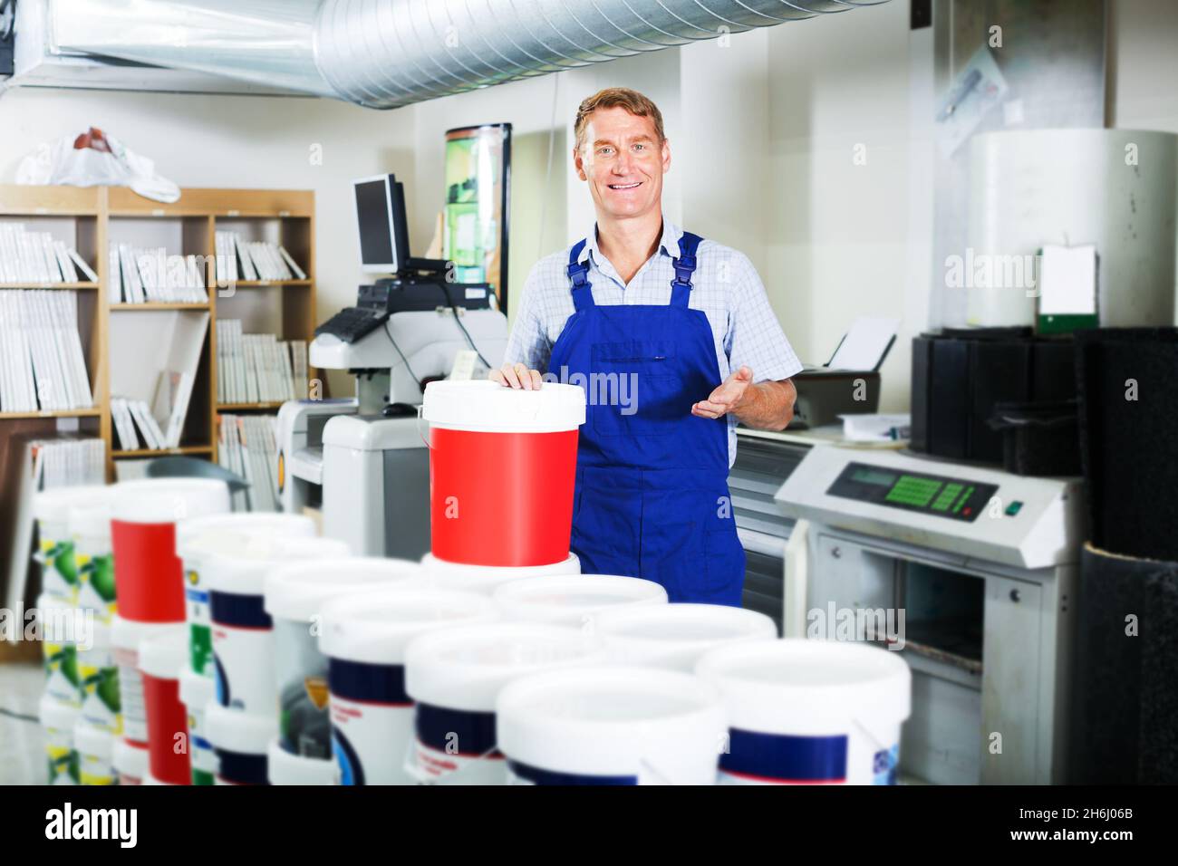 Picking paint hi-res stock photography and images - Alamy