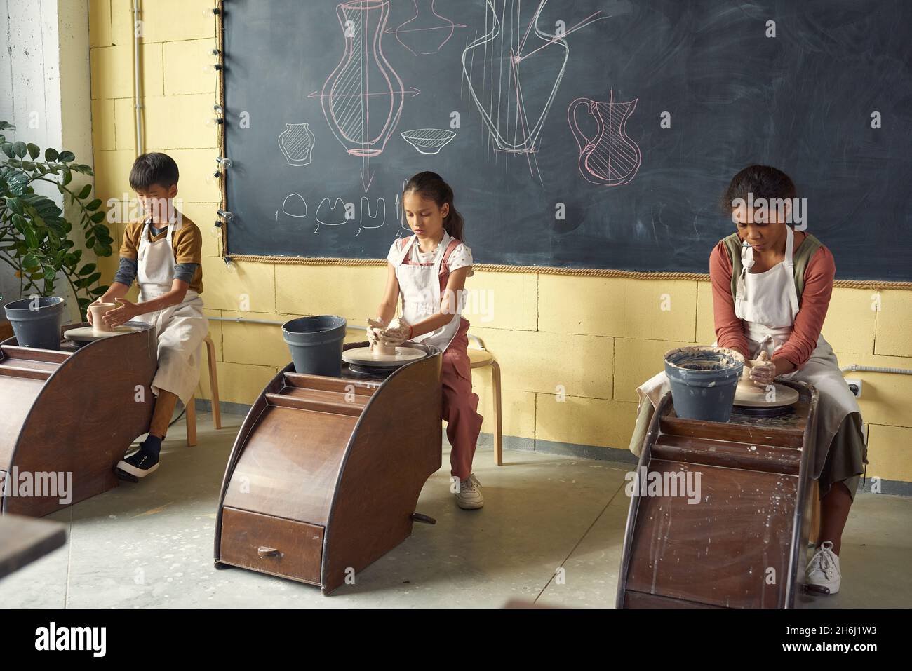 Row of clay pots hi-res stock photography and images - Alamy