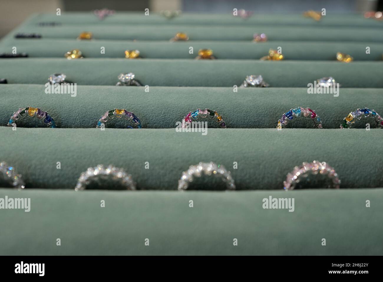 Diamond engagement ring display hi-res stock photography and images - Alamy