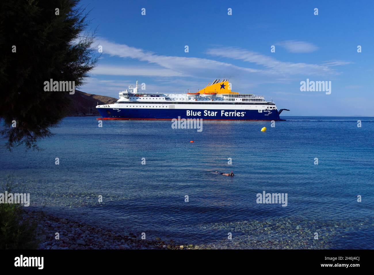 Boat arriving harbour greek island hi-res stock photography and images ...