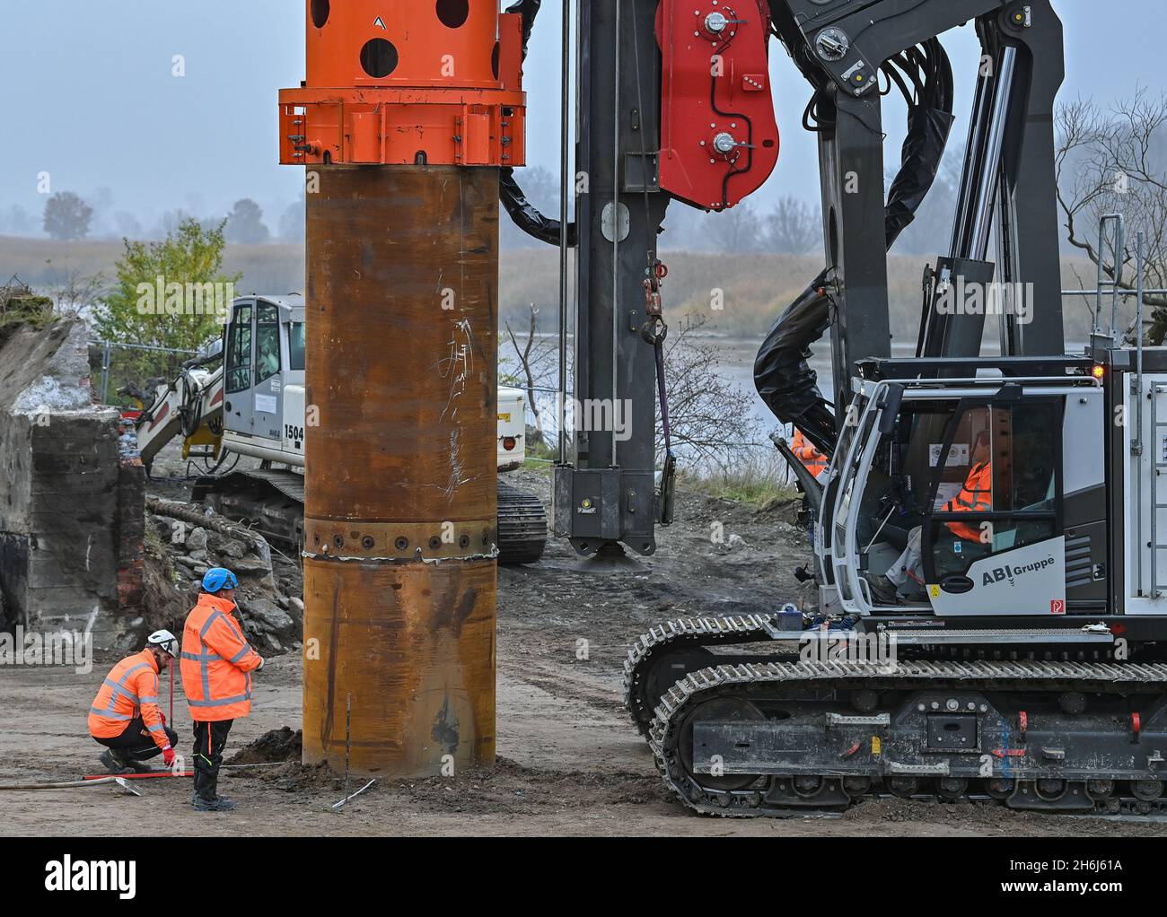16 November 2021, Brandenburg, Küstrin-Kietz: A large drilling rig ...