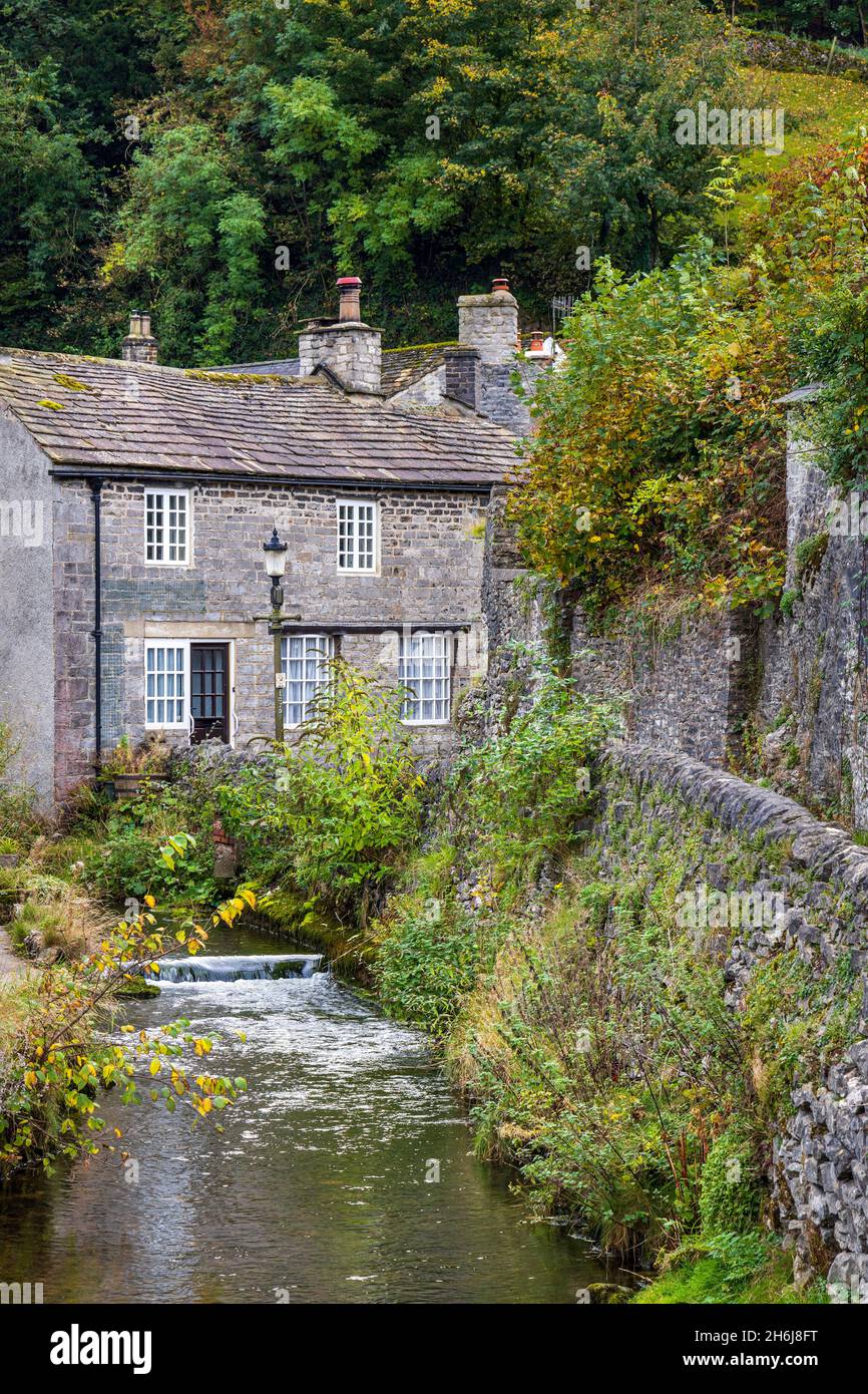 Peakshole water castleton derbyshire hi-res stock photography and ...