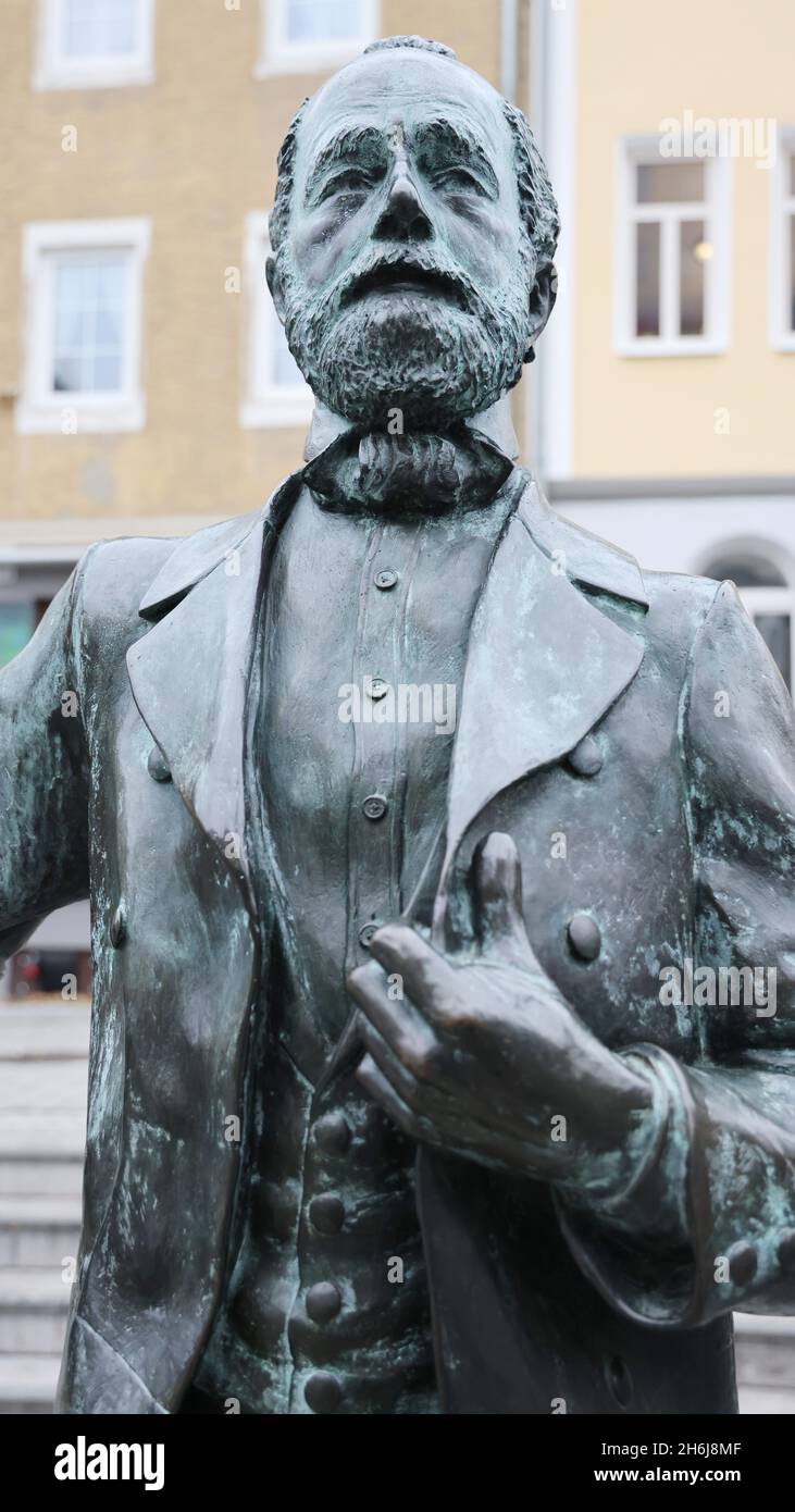 Jena, Germany. 16th Nov, 2021. A statue of Carl Zeiss stands in the ...