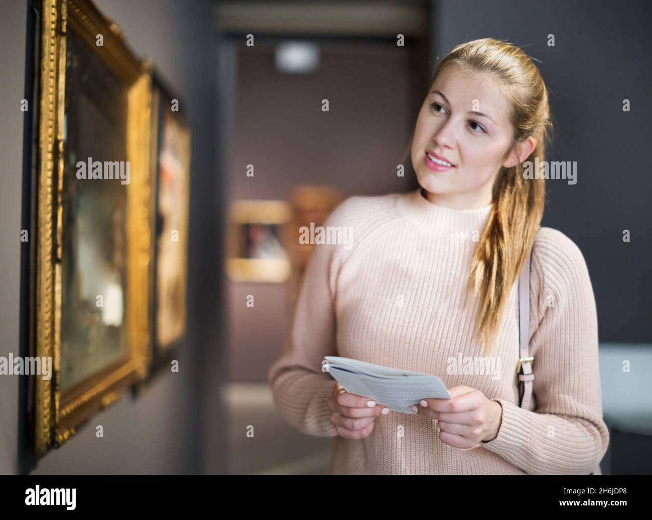 Female museum guide hi-res stock photography and images - Alamy