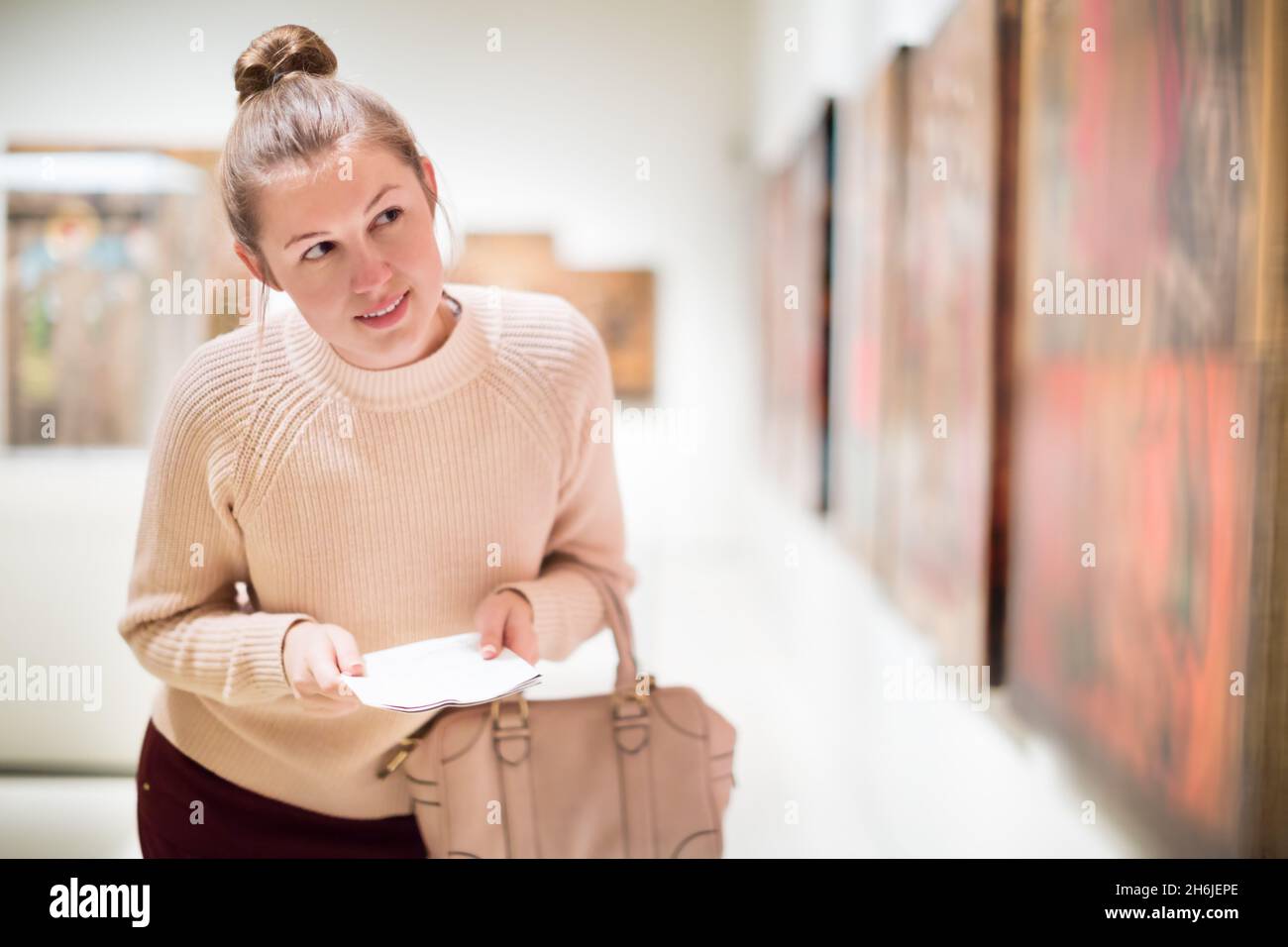 Female museum guide hi-res stock photography and images - Alamy