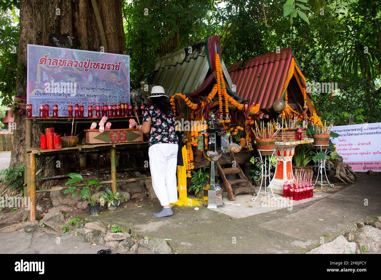 Phra Phum Shrine for thai people travel travel visit respect praying ...