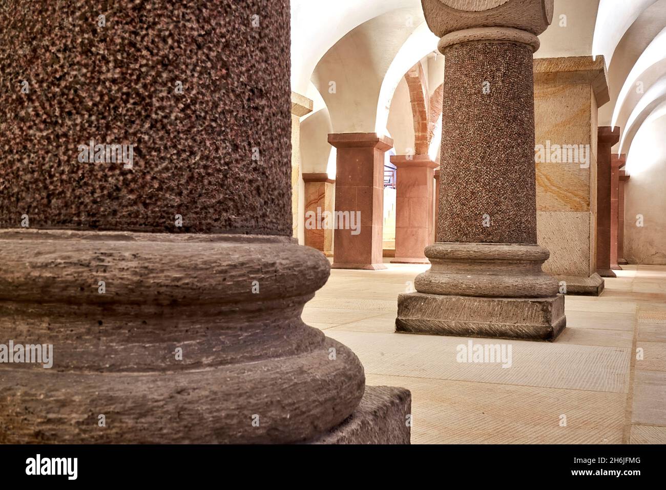 Square and circular supports of an arch structure to stabilize the ...