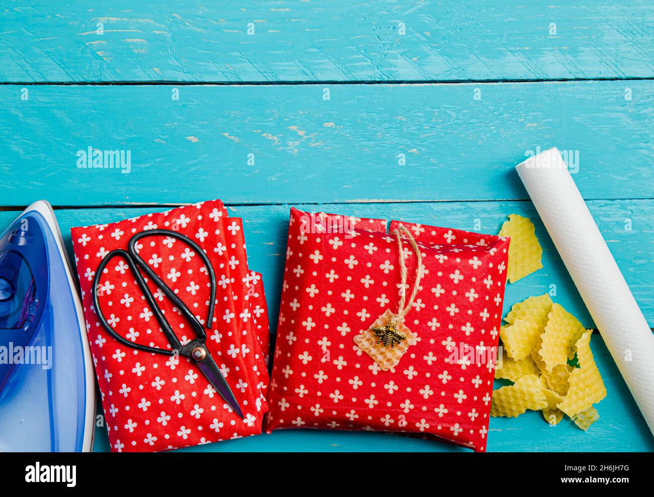 Take away sandwich inside homemade beeswax wraps. Wrapping food in ...