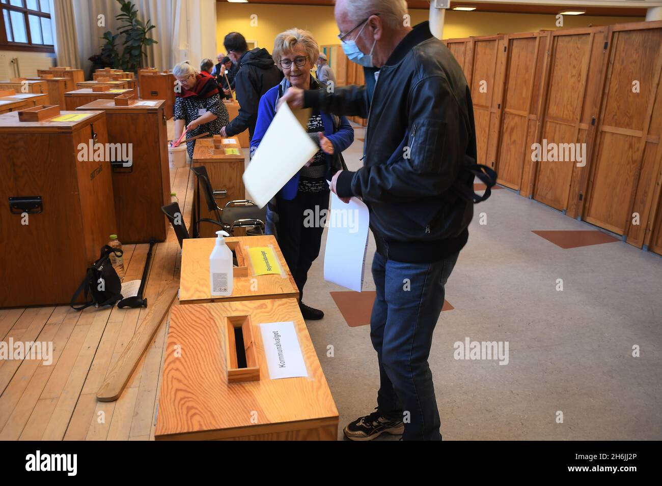 Female casting votin hi-res stock photography and images - Alamy