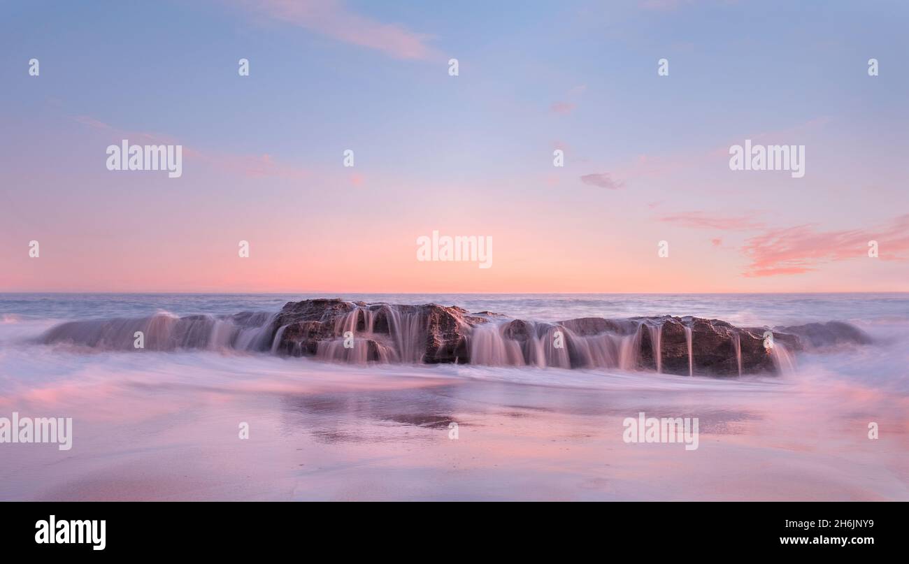 Burns beach rock hi-res stock photography and images - Alamy