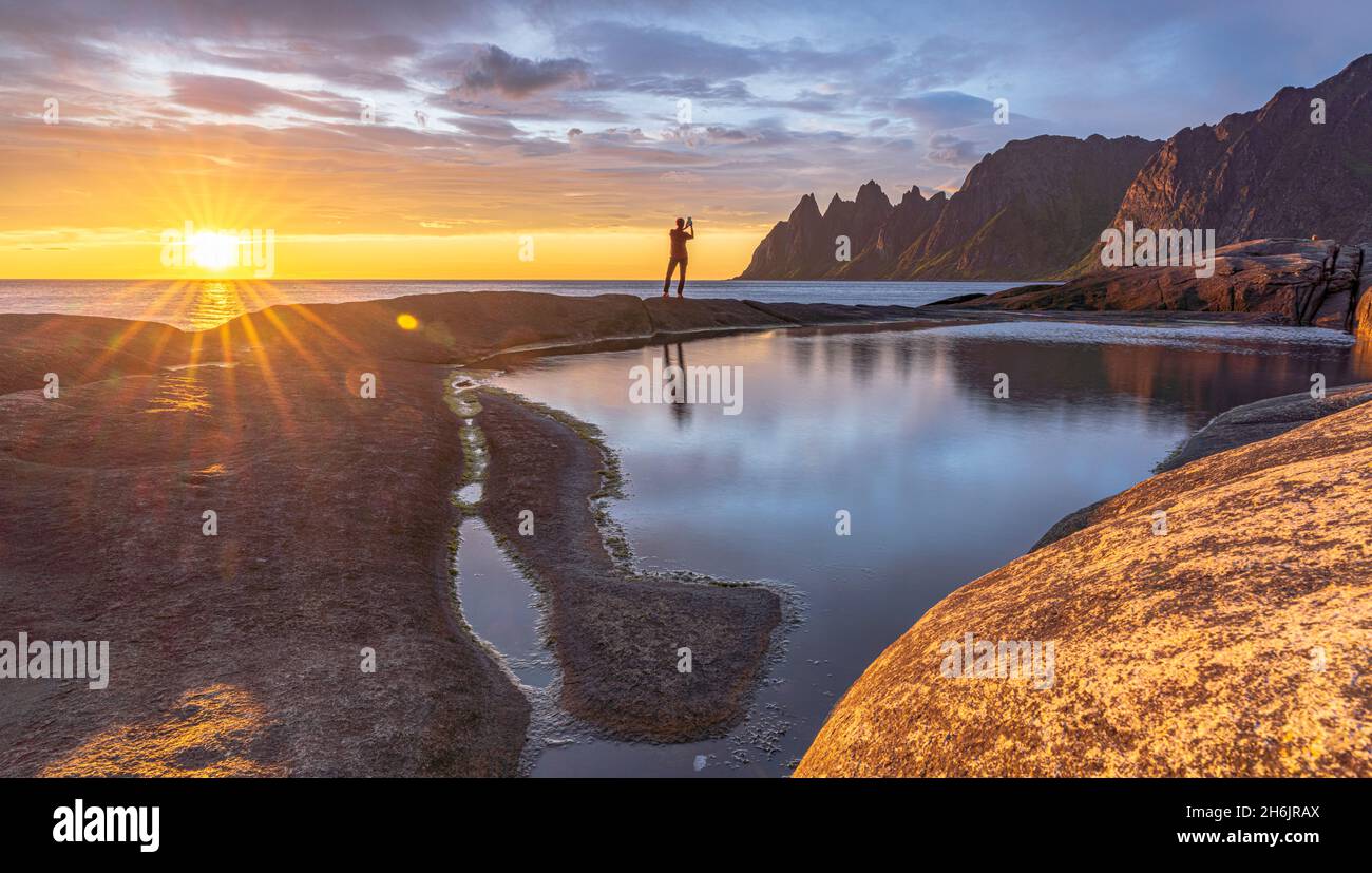 Man photographing sunset silhouette hi-res stock photography and images ...
