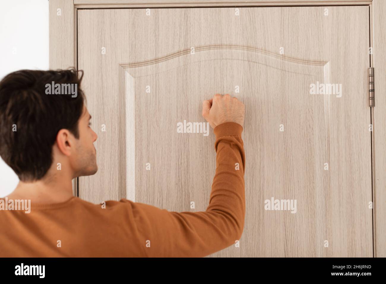 Man knocking on door hi-res stock photography and images - Alamy