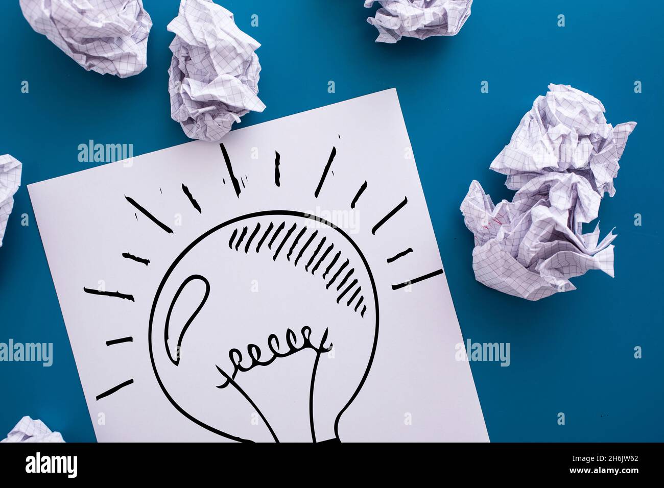 Light bulb on post it note hi-res stock photography and images - Alamy