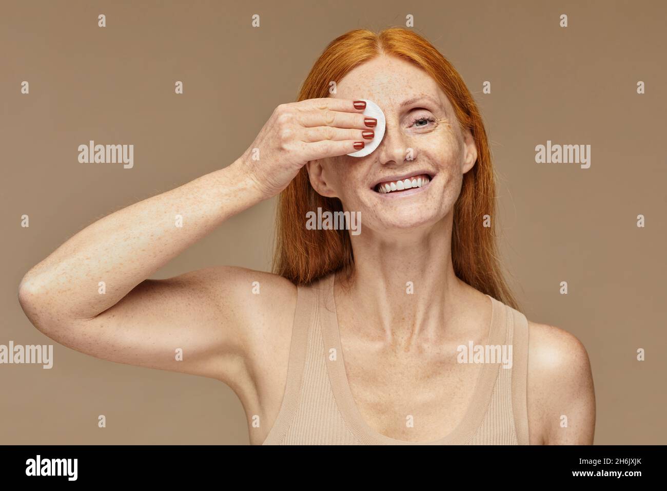 Minimal woman hi-res stock photography and images - Alamy