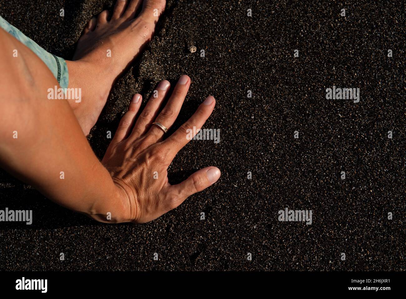 African woman sitting hands on legs hi-res stock photography and images ...