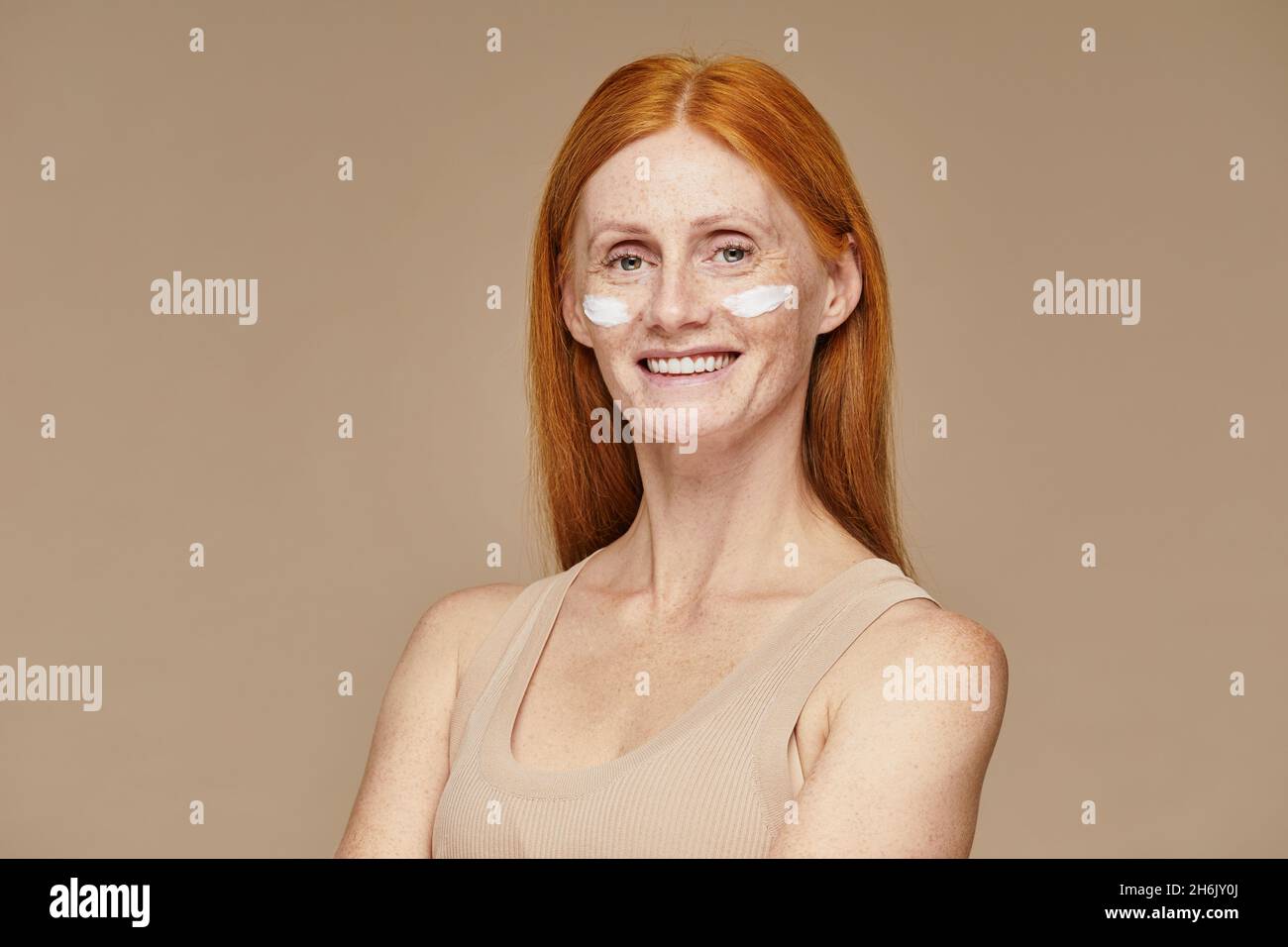 Minimal makeup hi-res stock photography and images - Alamy