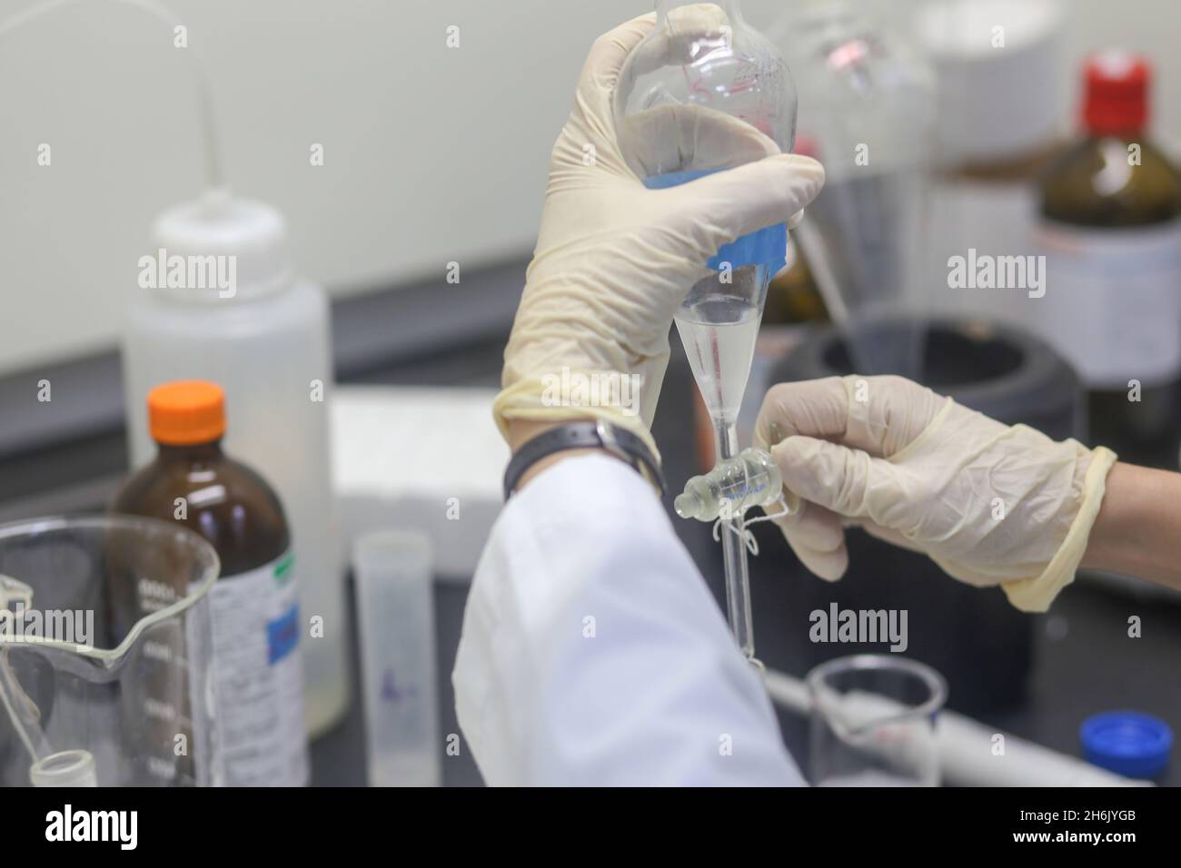 Lab experiment hand hi-res stock photography and images - Alamy