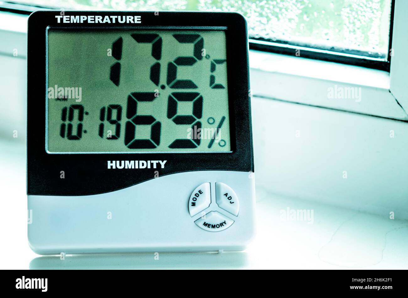 Measurement of temperature and humidity in the room. Plastic windows ...