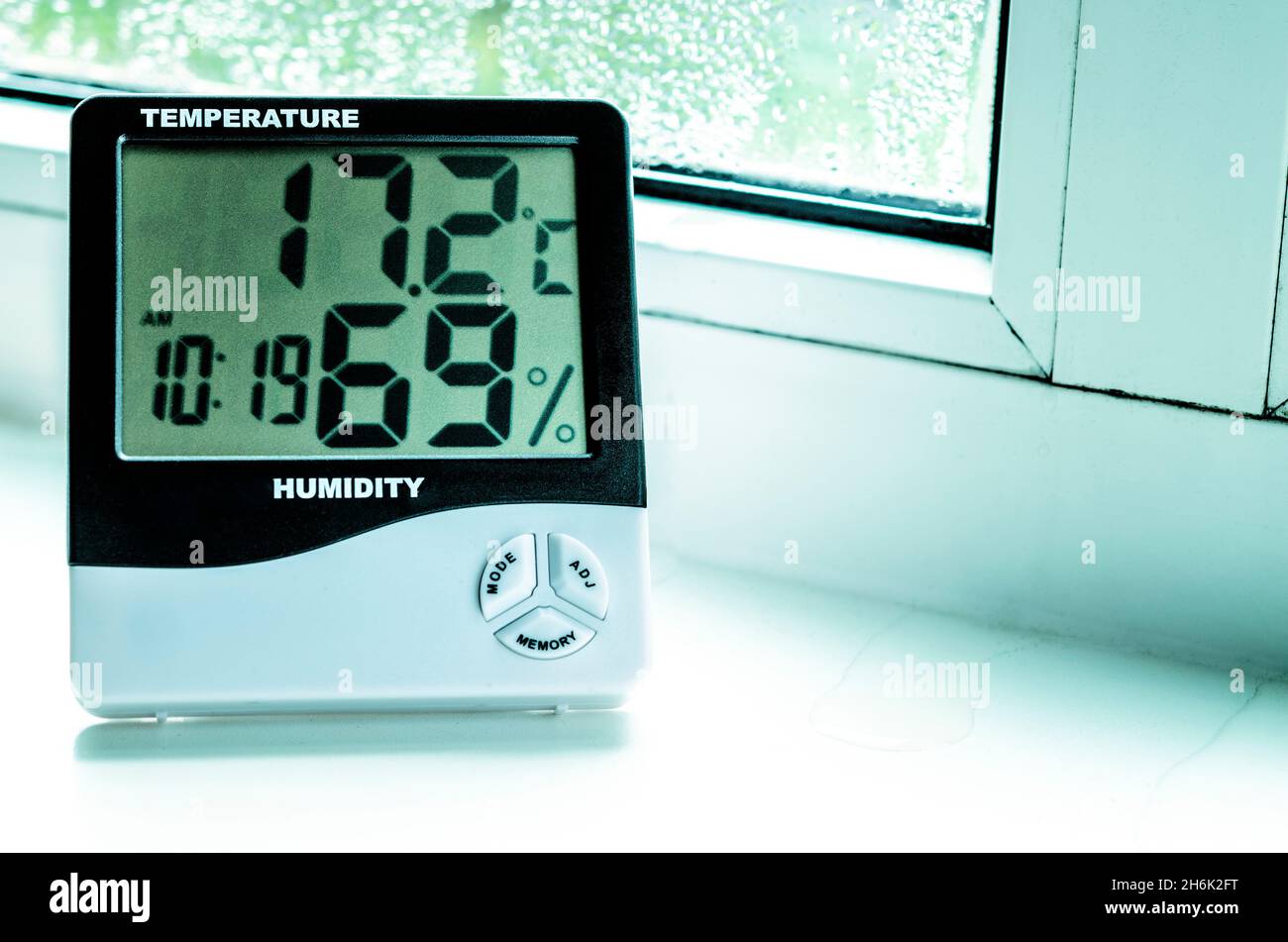 Measurement of temperature and humidity in the room. Plastic windows ...