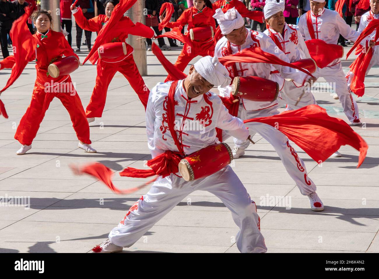 Chinese dancers at a celebration in Shaanxi Province, China Stock Photo ...