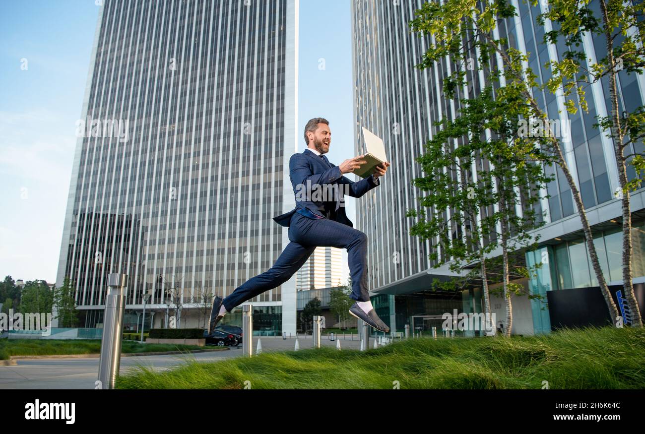 business success. manager man hold pc. hurring running entrepreneur ...