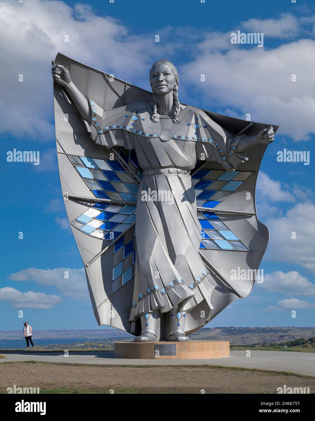 Tall american indian statue hi-res stock photography and images - Alamy