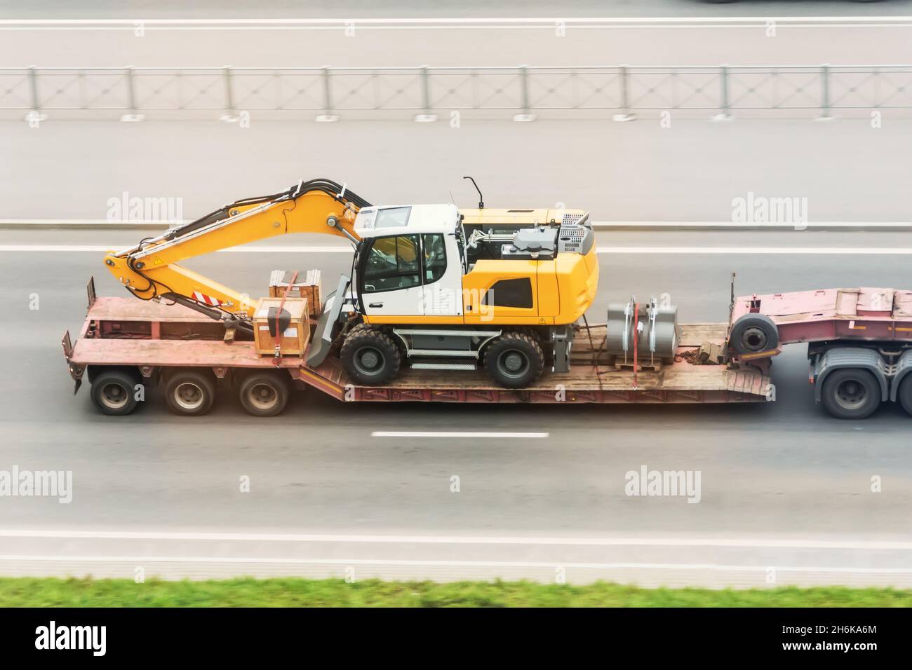 Excavator low loader trailer hi-res stock photography and images - Alamy