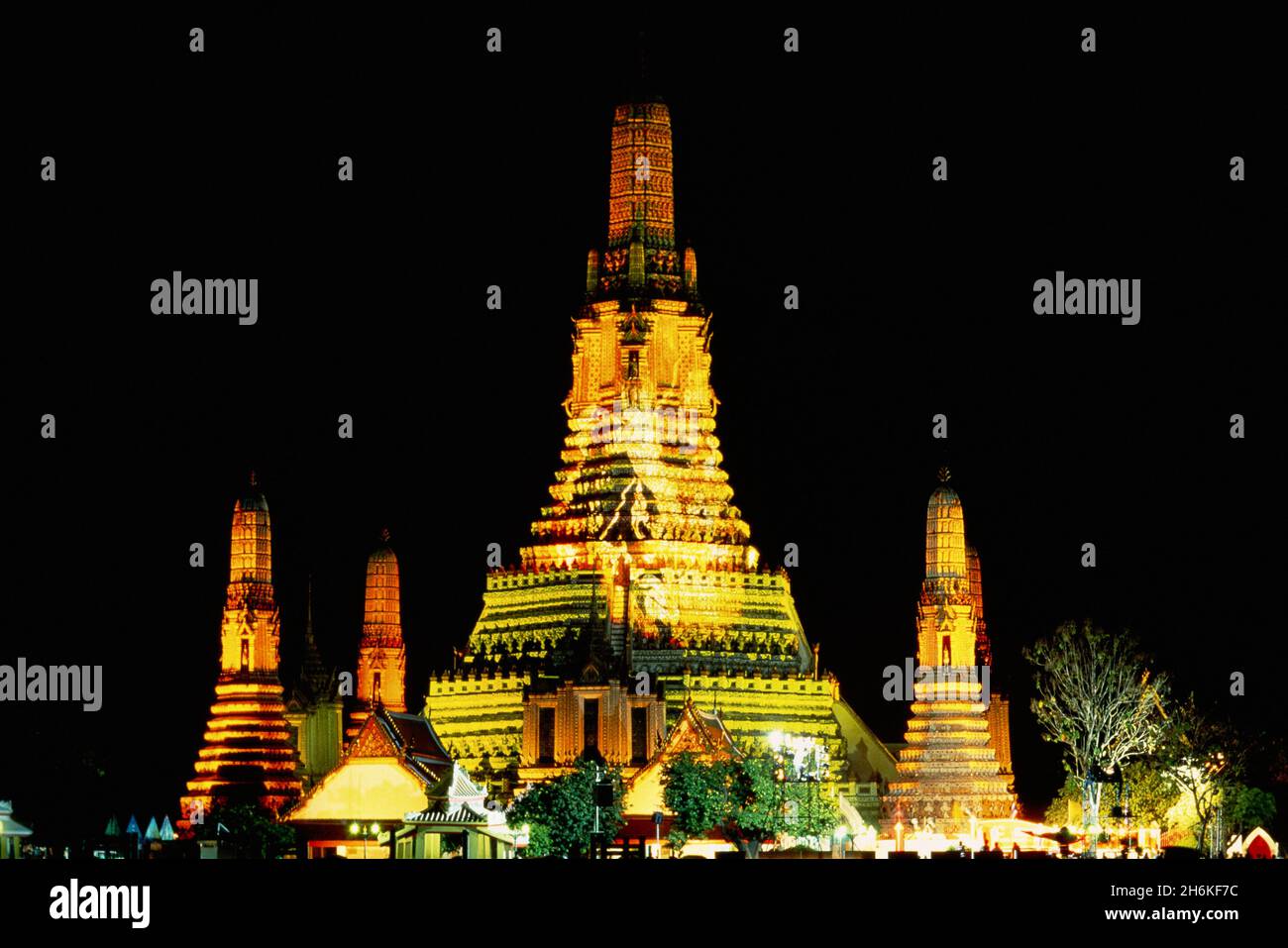 Wat Arun Temple at Night, Bangkok, Thailand Stock Photo - Alamy