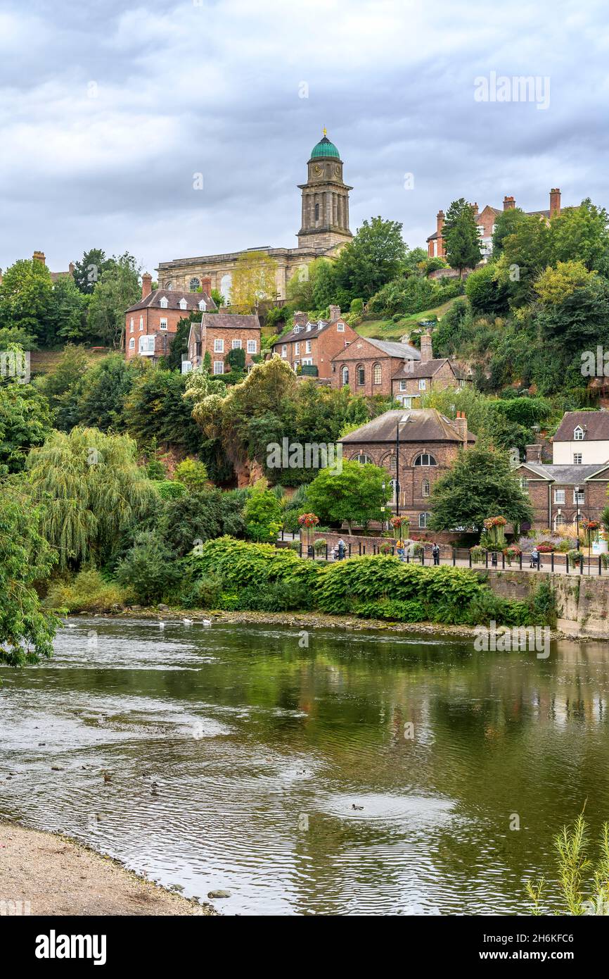 Bridgnorth in Shropshire. The meandering River Severn splits it into a ...