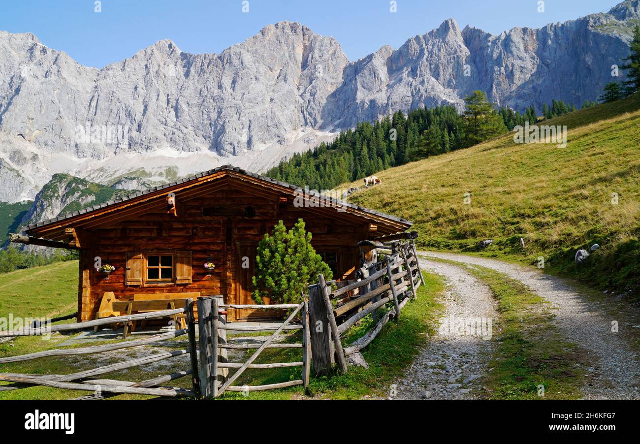 Log cabins hi-res stock photography and images - Alamy